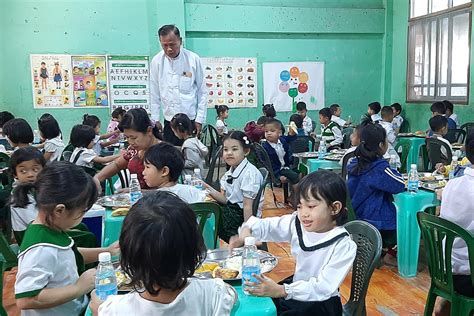 မြဝတီမြို့၌ အခြေခံပညာကျောင်းများမှ Kg တန်း ကလေးငယ်များအား ကျောင်းတွင်းအာဟာရကျွေးမွေး