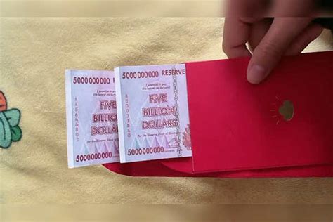 舅舅给俩外甥包红包，里面塞了2张50亿钞票，宝妈上网一查惊呆钞票外甥红包