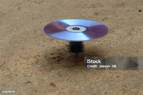지상에서 회전하는 Cd 드라이브 및 모터로 만든 자이로 스코프 탑 콤팩트 디스크에 대한 스톡 사진 및 기타 이미지 콤팩트 디스크 팽이 균형 Istock