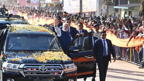 Youth Breaks Barricade To Offer Garland To Pm Modi In Karnataka Police