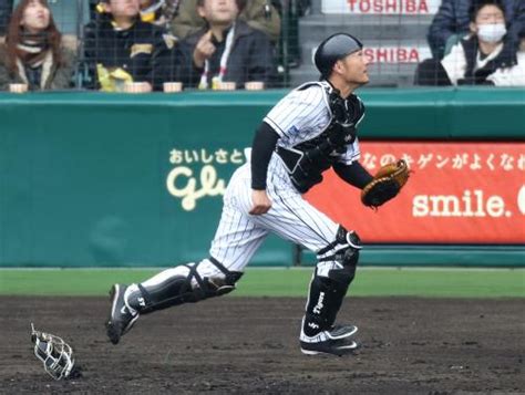 ＜神・d＞5回無死、岡崎は関根の飛球を追う ― スポニチ Sponichi Annex 野球