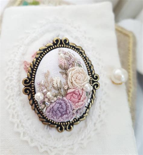 Instagram의 프랑스자수🌿별헤는자수님 취향아니라재료만 쌓이던 브로치1일1자수 할수있어 성취감이 생기네요프랑스자수꽃자수자수소품자수브로치브로치핸드