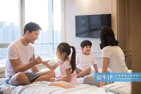 快乐年轻家庭在床上嬉戏 蓝牛仔影像 中国原创广告影像素材