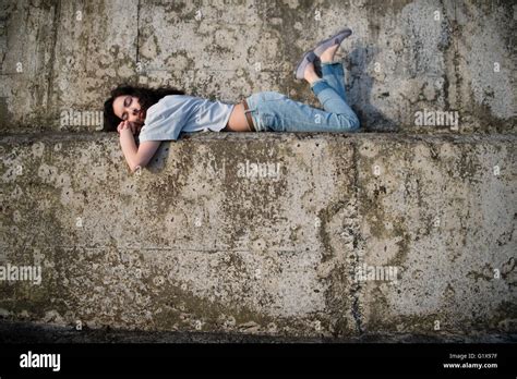 Eine Junge Attraktive Schlanke Brünette Frau Mädchen Liegend Auf Dem