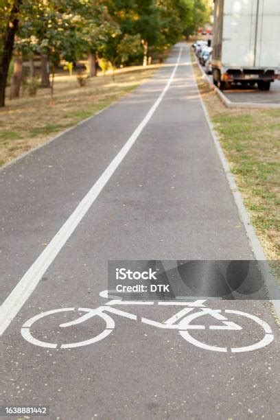 아스팔트 도로에 흰색 자전거 도로 표시 자전거용 도로 표시 걷기에 대한 스톡 사진 및 기타 이미지 걷기 두발자전거 오솔길 Istock