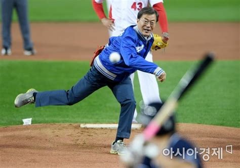 약속 지킨 文 대통령 Kia 두산 한국시리즈 시구종합