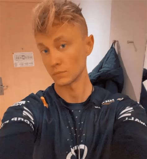 电竞圈颜值巅峰形象大变，欧成晒近照面容沧桑判若两人！rekkles观众选手
