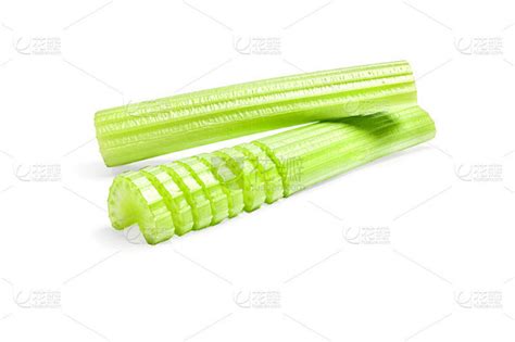 新鲜的绿色芹菜茎孤立在白色