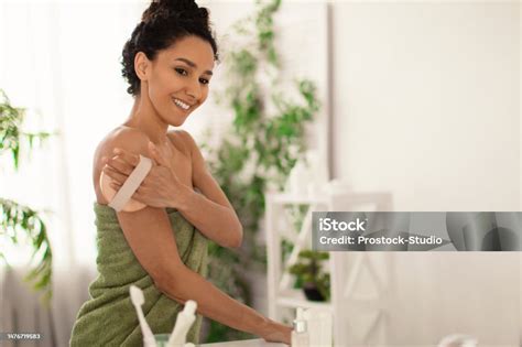 Wanita Milenial Yang Cantik Membuat Pijat Limfatik Menyikat Tubuhnya Di