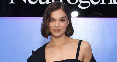 Hailee Steinfeld Explains Why She Cut Her Hair Into A Bob Hailee Steinfeld Just Jared