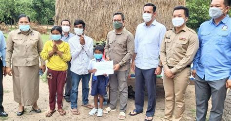 កុមារា គង់ សីហា និងក្រុមគ្រួសារ បានទទួលអំណោយរបស់សម្តេចនាយករដ្ឋមន្ត្រី និងសប្បុរសជន ក្រសួងព័ត៌មាន