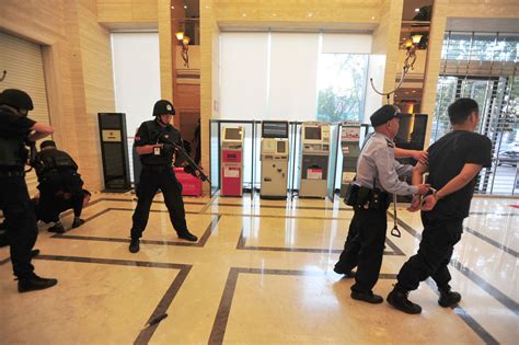 两个“歹徒”持刀“抢劫”运钞车被制服？原是武汉警方演练武汉新闻中心长江网cjncn