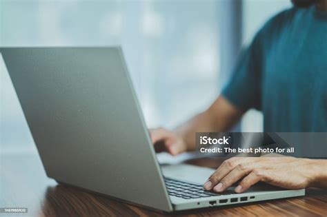 컴퓨터를 사용하는 사람들 노트북 키보드에 입력하는 남성 손의 측면도 노트북에 대한 스톡 사진 및 기타 이미지 노트북 은색