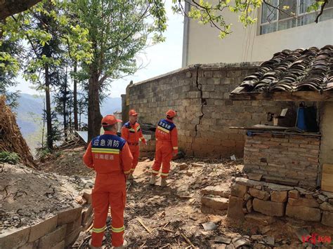 云南鲁甸49级地震震区无伤亡与房屋倒塌，道路发生落石及局部垮塌应急昭通市救援