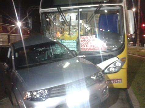 G1 Carro colide ônibus na pista do BRT na Almirante Barroso em