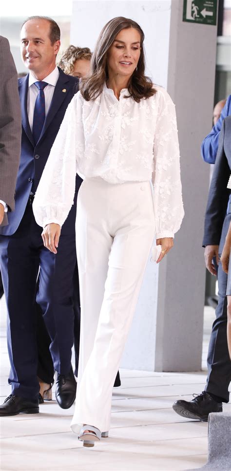 La Reina Letizia Le Roba Una Romántica Blusa A Su Hija Leonor