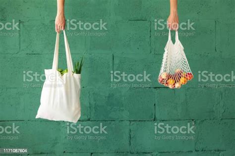 녹색 배경에 쇼핑 면 메쉬 에코 가방 여성 손 폐기물 제로 개념 플라스틱 프리에 대한 스톡 사진 및 기타 이미지 플라스틱 프리 쓰레기 과일 Istock