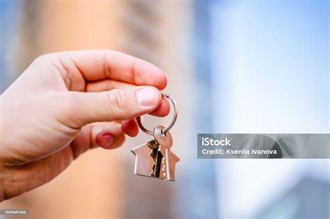 고층 건물의 배경에 대한 새로운 집의 열쇠를 들고 있는 남자의 손 고객에 대한 스톡 사진 및 기타 이미지 고객 구매 금융 Istock