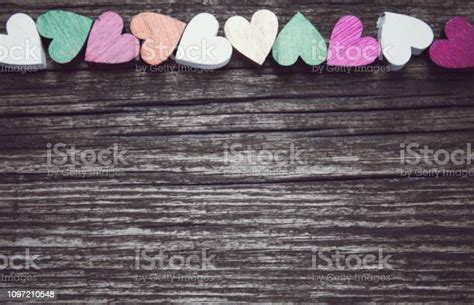 발렌타인 데이 카드입니다 오래 된 나무 바탕에 화려한 마음입니다 텍스트에 대 한 공간을 복사 합니다 개념에 대한 스톡 사진 및
