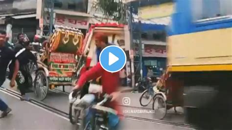 काळ आला होता पण जीवावरचं संकट ‘रिक्षावर बेतलं रेल्वे ट्रॅकमध्ये