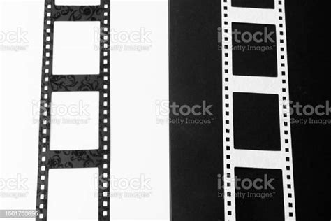 흰색과 검은색 사진 또는 필름 네거티브 프레임은 세로 위치에서 흑백 배경에 분리되어 있습니다 복사 공간이 있습니다 0명에 대한