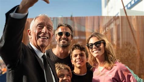 Que animação Marcelo Rebelo de Sousa tira selfie a filha de Cinha