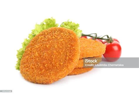 흰색 바탕에 체리 토마토와 양상추를 곁들인 맛있는 튀긴 빵가루 커틀릿 0명에 대한 스톡 사진 및 기타 이미지 0명 개체