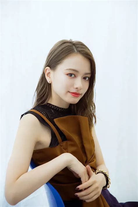 画像2 11 写真を見る芸術的な横顔のラインも美しい椅子に座ってほほ笑む山本舞香2024 山本 写真 石田 スイ