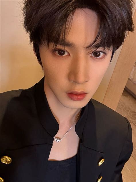 爆紅男星出席活動「遭櫃姐突襲」！粉怒：性騷擾該開除 僵硬嚇壞畫面曝 娛樂星聞