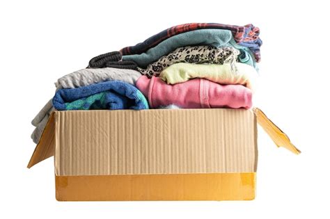 Caja De Donaciones Con Ropa Usada Aislada Sobre Fondo Blanco Con Trazado De Recorte Para Apoyar