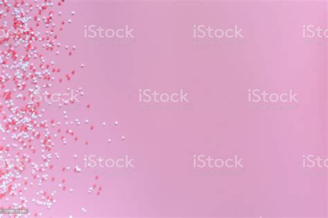 트렌디 한 분홍색 배경에 작은 빨간색 분홍색과 흰색 하트 해피 발렌타인 데이 어머니의 날 3 월 8 세계 여성의 날 휴일 카드 개념 플랫 레이 0명에 대한 스톡 사진 및