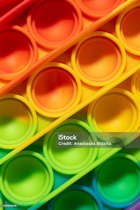 새로운 감각 장난감의 최고 보기 그것을 팝업 무지개 색상 다채로운 거품 실리콘 형태 수직 방향입니다 0명에 대한 스톡 사진 및