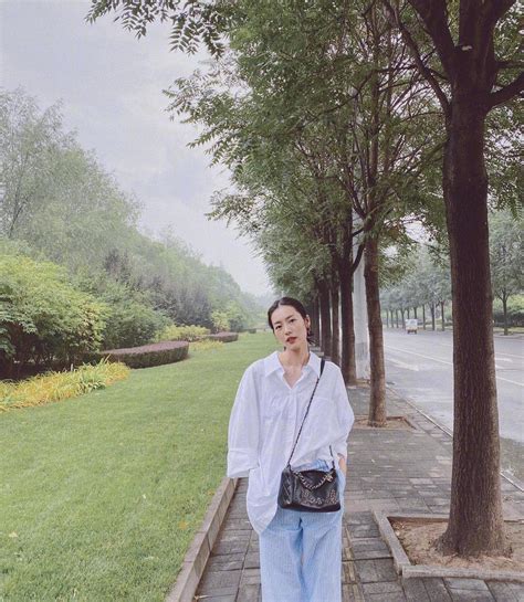 刘雯果然厉害，穿一套黑色西服搭高腰西裤，格外飒爽又洒脱！