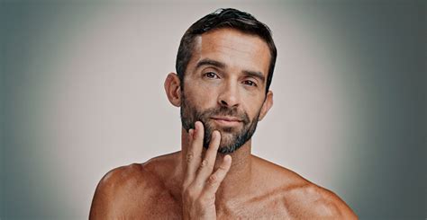 뷰티 수염 및 스킨 케어 청소 살롱 미용 및 피부과 스튜디오에서 남자의 초상화 자기 관리 화장품 및 미적 얼굴 및 스파 트리트먼트를 위한 배경에 있는 사람과 함께 40 44