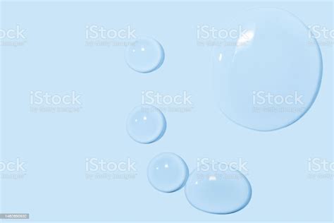 青の背景に透明なゲル液の大きな滴水上面図接写 しずくのストックフォトや画像を多数ご用意 しずく カラー画像 クローズアップ