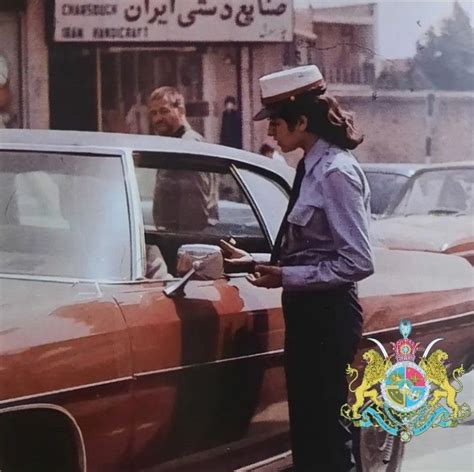 آزادی و ارج نهادن به زنان در عصر پهلوی دوم بانوی پلیس در حال جریمه