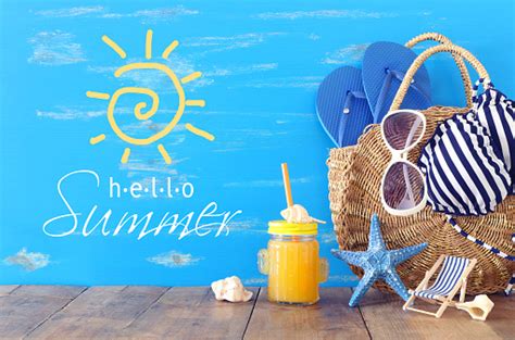 바다 생활 스타일의 개체와 나무 테이블을 통해 신선한 과일 음료와 휴가 및 여름 개념 가방에 대한 스톡 사진 및 기타 이미지 가방 과일 관광 Istock