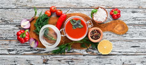 토마토는 야채 직접 만든 케첩을 붙여 넣습니다 최고의 볼 수 있습니다 에 흰색 나무 배경 텍스트에 대 한 여유 공간입니다 드레싱