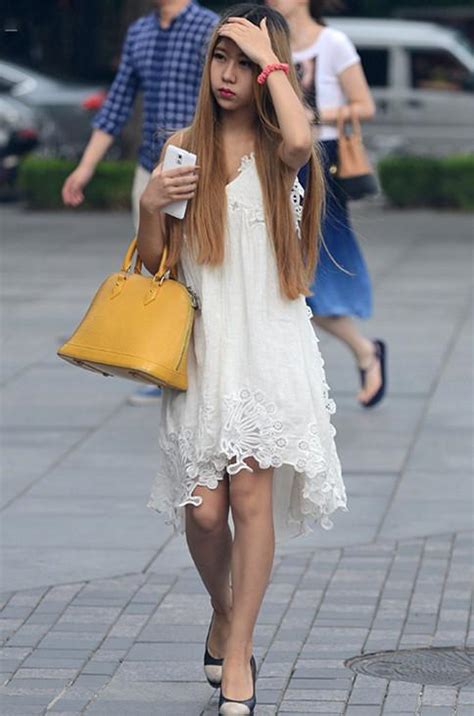 街拍白衣美女美女穿白色挂脖连衣短裙秀出丰满身材 美女 挂脖 身材 新浪新闻