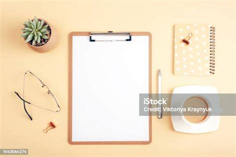 빈 클립보드 메모장 커피 컵 및 밝은 베이지색 배경에 액세서리가 있는 데스크탑 평면도 플랫 레이 모형 0명에 대한 스톡 사진 및