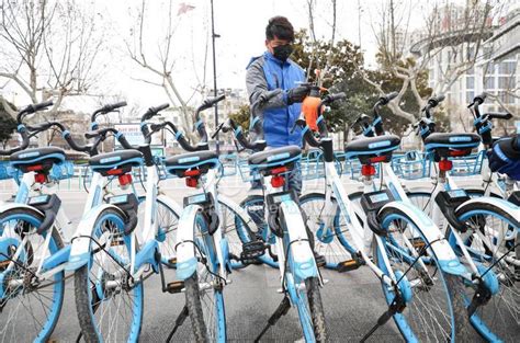 江苏淮安齐心战疫 街头共享单车全面消毒 人民图片网