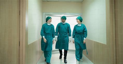 외과 의사 팀 개념 병원 의료 수술실의 전문 외과의는 환자 건강을 위한 전문 팀워크입니다 사진 Unsplash의 외과 의사 이미지