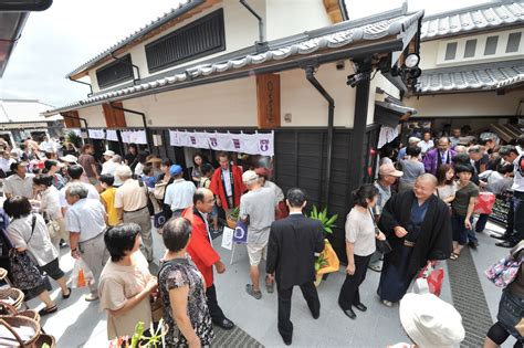おかき処 寺子屋本舗 錦市場には、旬の京野菜・魚をはじめとして、京漬物、乾物、菓子、などなど京都独自の食文化が集まっています。試食が出来る