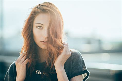 배경 화면 얼굴 여자들 빨간 머리 모델 초상화 코걸이 긴 머리 사진술 유행 감정 사람 피부 빅토리아 리제 볼로 사야 소녀 아름다움 미소 눈