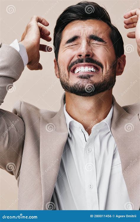 Hombre Gritando Con Enojo Al Jefe De Traje Triste Grito De Negocios