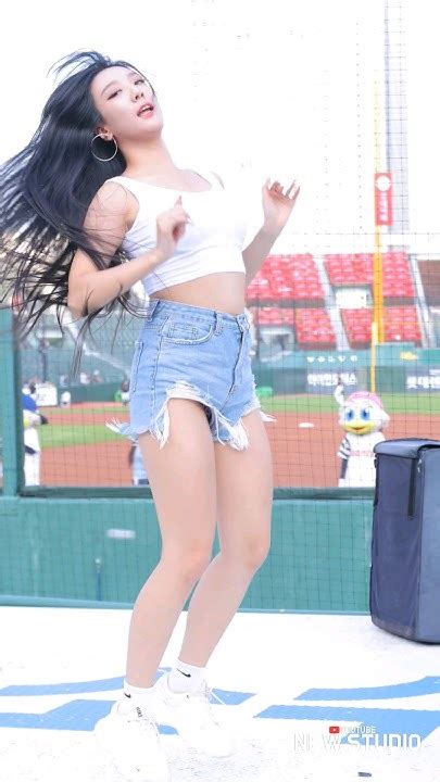 사직야구장에 본 드림걸스 여진 직캠 직캠 Fancam 댄스팀 Youtube