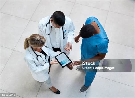 병원에서 디지털 의료 데이터로 작업하는 태블릿을 가진 의사 간호사 및 의료 팀 수술을 계획하는 건강 및 웰빙 클리닉 직원의 기술 기술 및 인터넷 정보 간호사에 대한 스톡