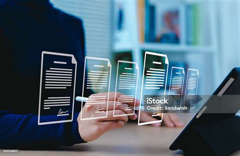 디지털 문서 서명 및 종이 없는 계약 관리 스타일러스 여러 가상 페이지 및 전자 서명을 사용하여 태블릿에서 문서에 서명하는