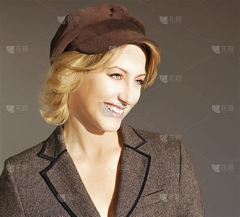 阳光明媚的时尚女孩