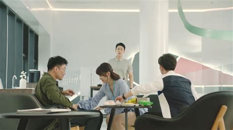 💐【抢先看】小三太不知羞耻，竟在公共场合摸男同事裤裆！【妻子的新世界 My Wife】 Youtube